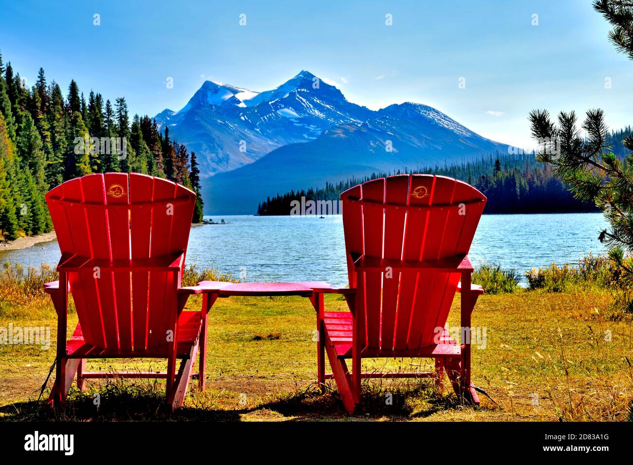 Deux personnes sont assises sur des chaises Banque de photographies et ...