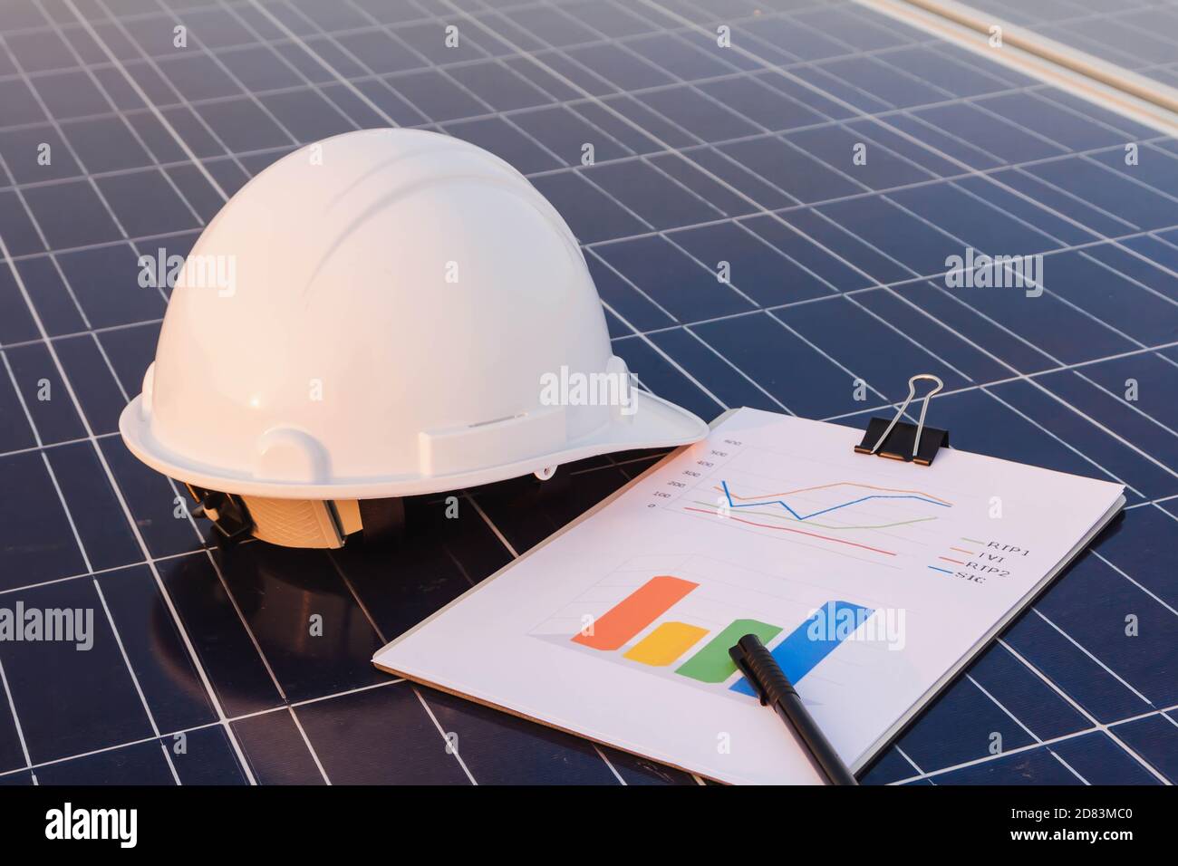 Les ingénieurs examinent le graphique de performances de la production ...