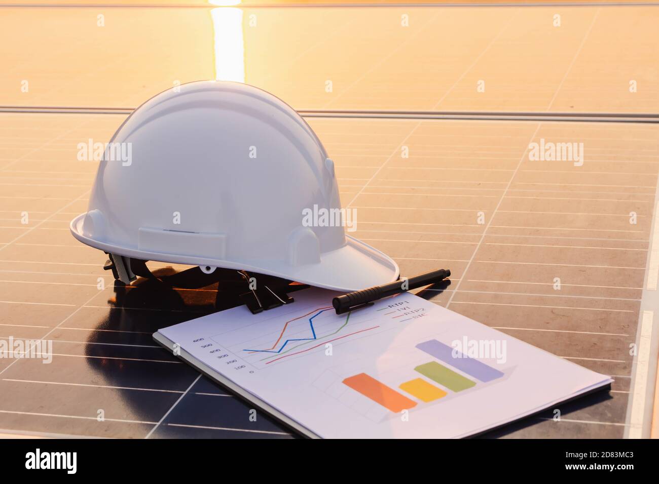 Les ingénieurs examinent le graphique de performances de la production ...