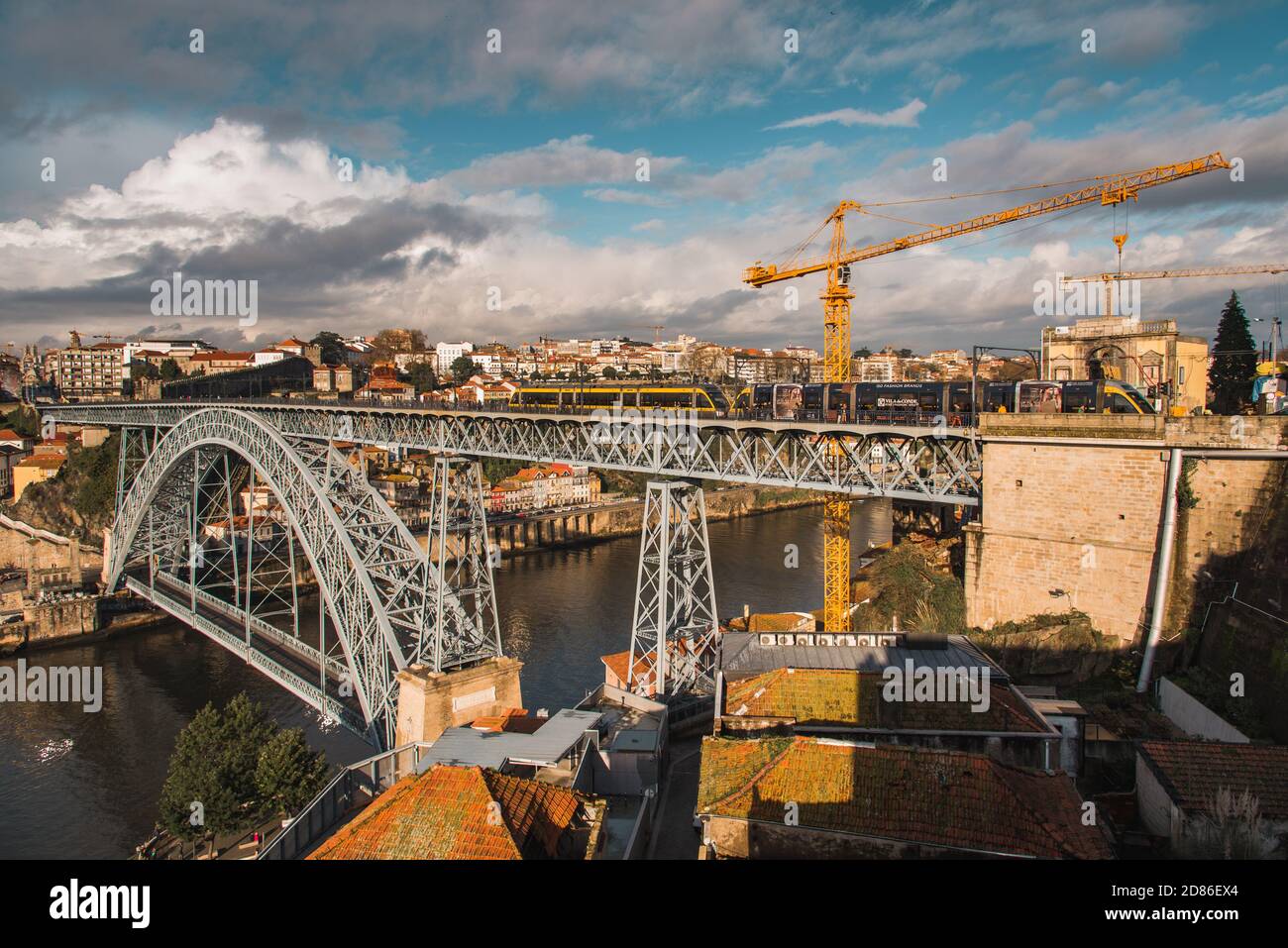 Pont portant la ligne de construction Banque de photographies et d ...