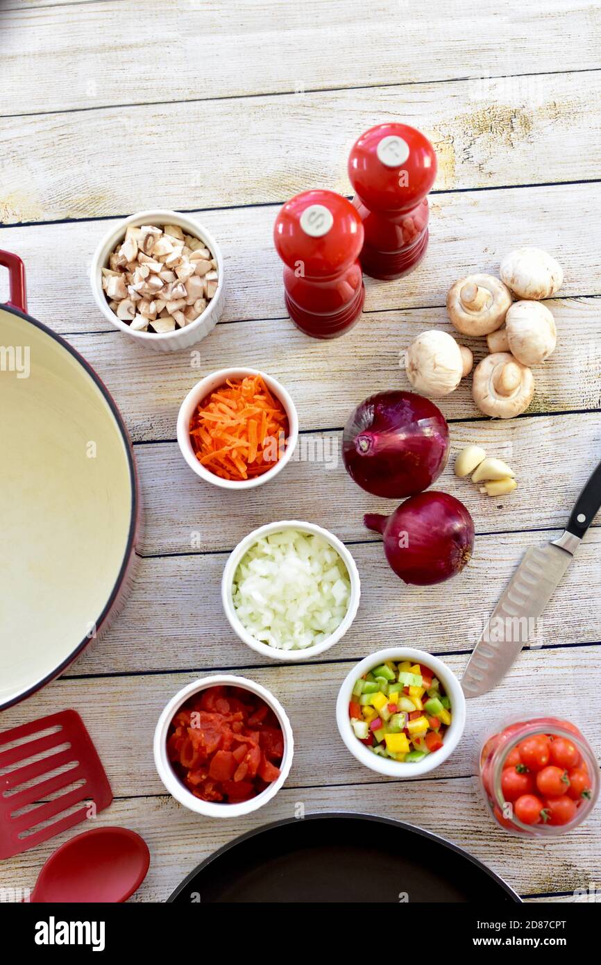 Ingrédients frais biologiques prêts à préparer des soupes et des ...