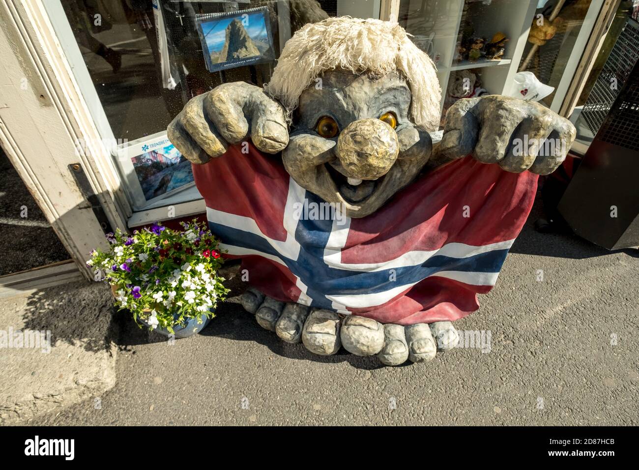 Troll figure avec drapeau norvégien, Trondheim, Trøndelag, Norvège ...