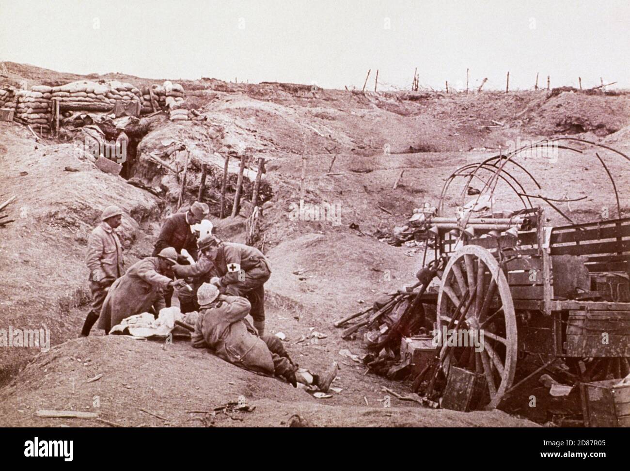 Personnel de la Croix-Rouge, dans les tranchées, traitant des soldats ...