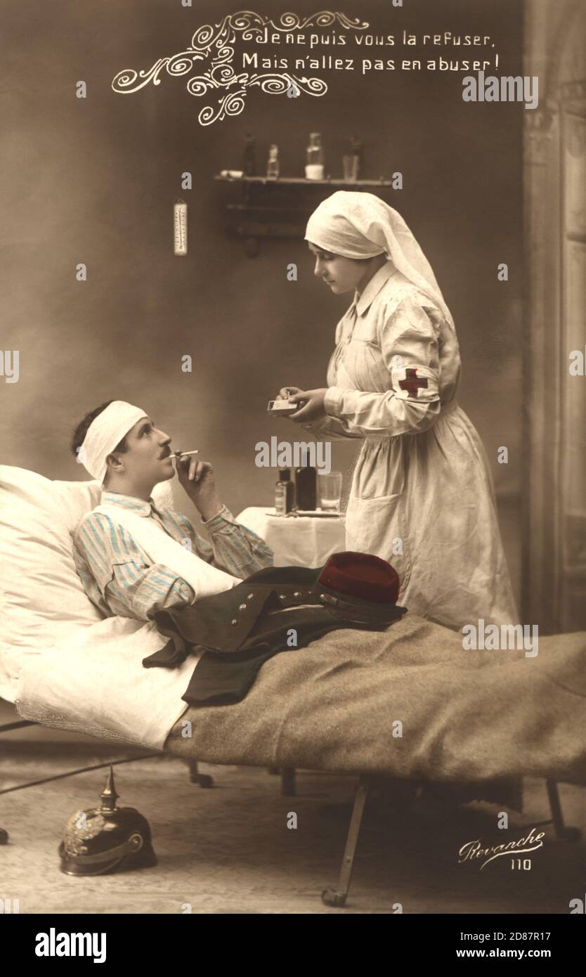 Croix-Rouge militaire frappe de la cigarette du soldat, carte postale ...