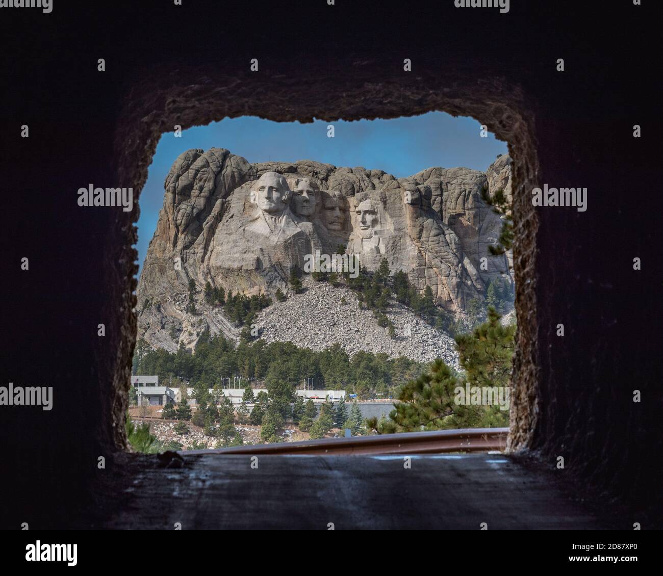 Mémorial national du Mont Rushmore vu par le tunnel Doane Robinson à l ...