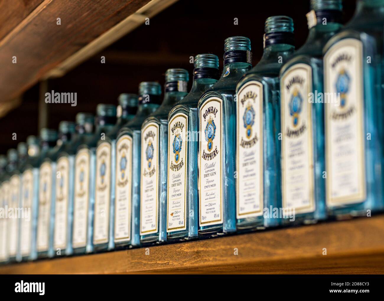 Bombay sapphire gin bottle Banque de photographies et d’images à haute ...