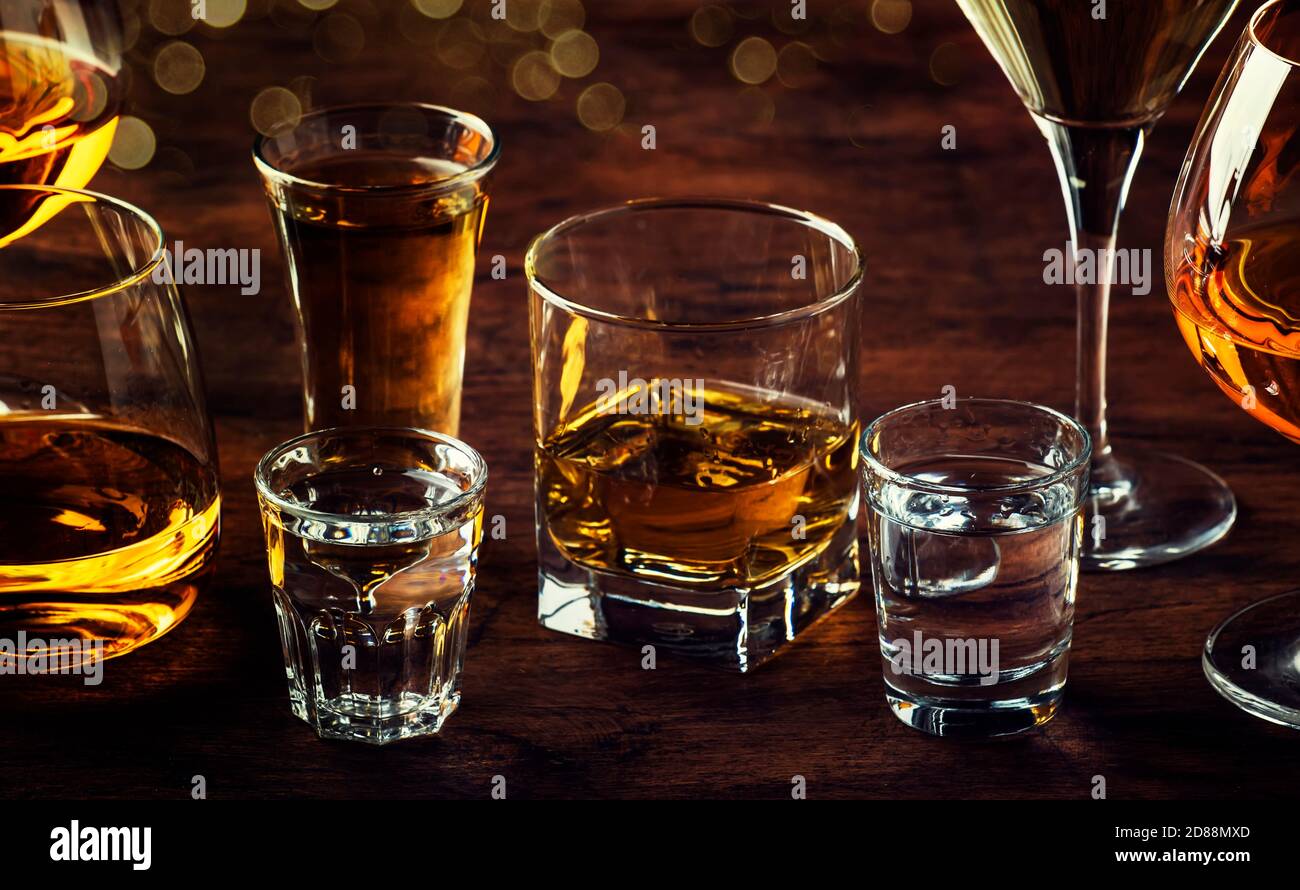 Sélection de boissons alcoolisées fortes dures grands verres et verre à ...
