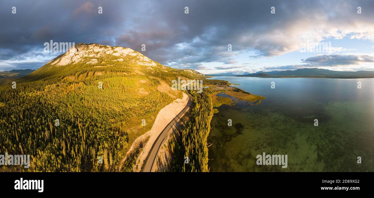Atlin road Banque de photographies et d’images à haute résolution - Alamy