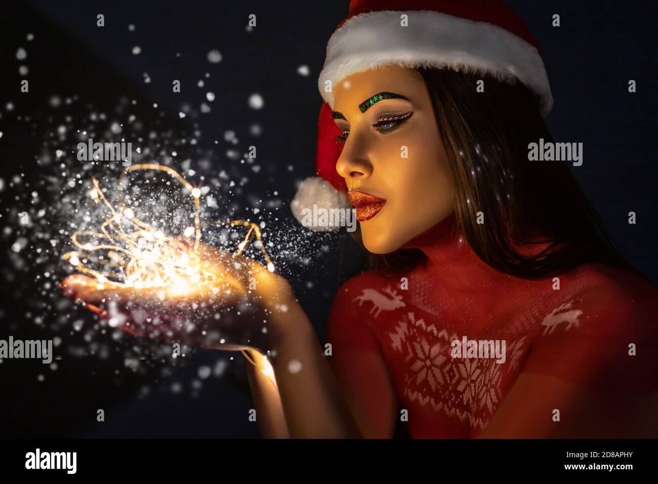 Femme face bonnet rouge fond bleu Banque de photographies et d’images à ...