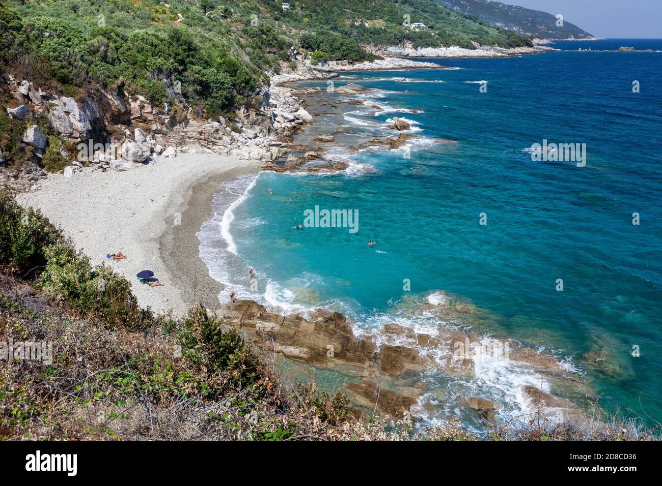 Plages de Grèce, plage de Kalamaki ou Propan, côte de la montagne de ...