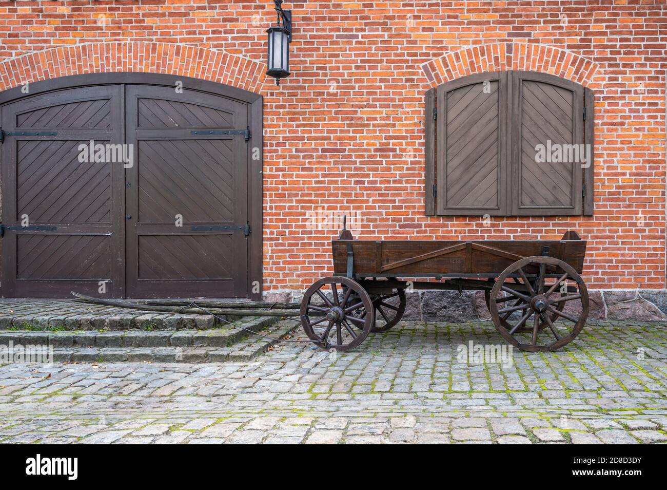 Ancienne charrette en bois avec globulaires sur le trottoir contre le ...