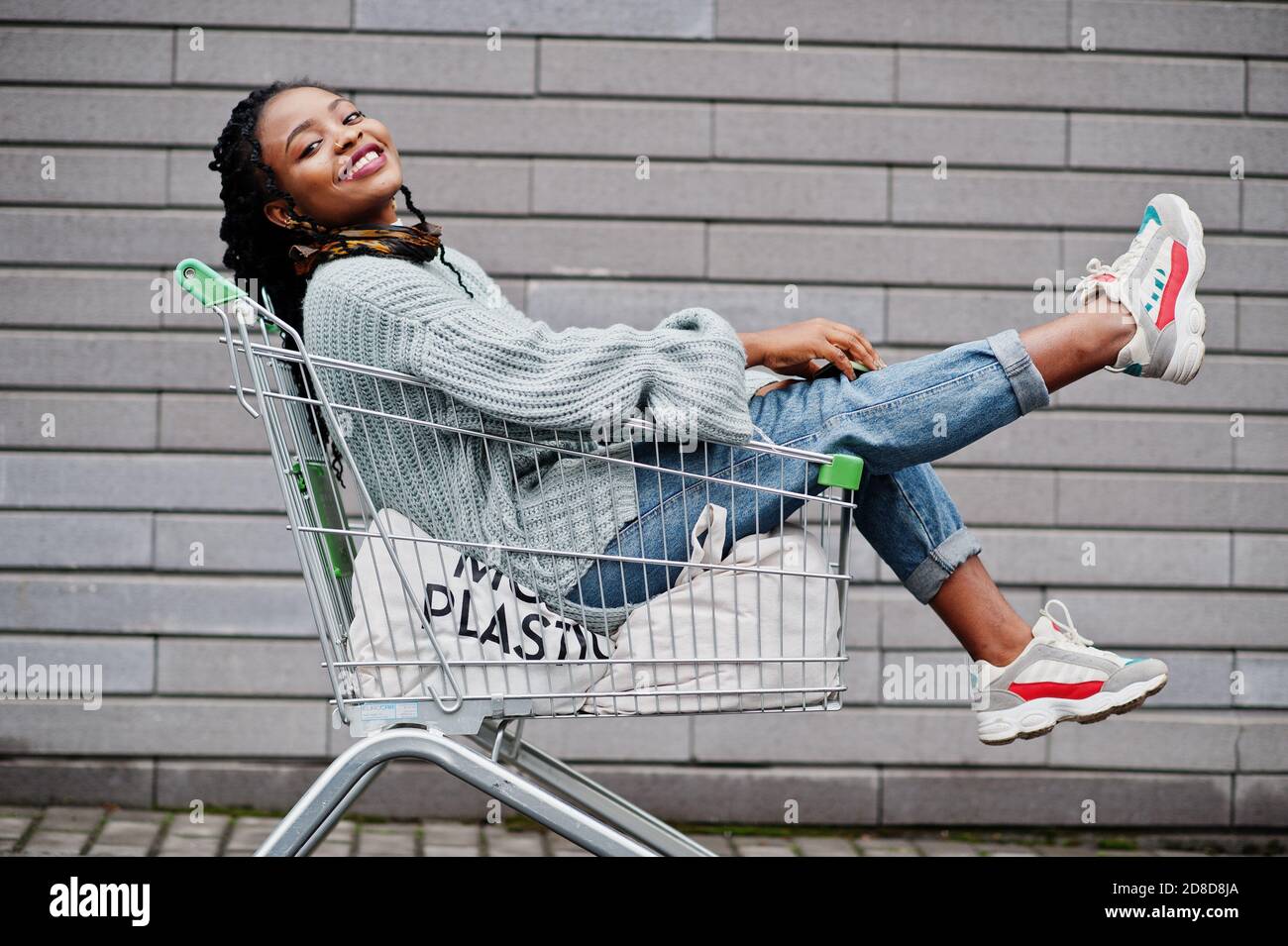 Une femme africaine assise à un chariot à chariots a posé un marché ...