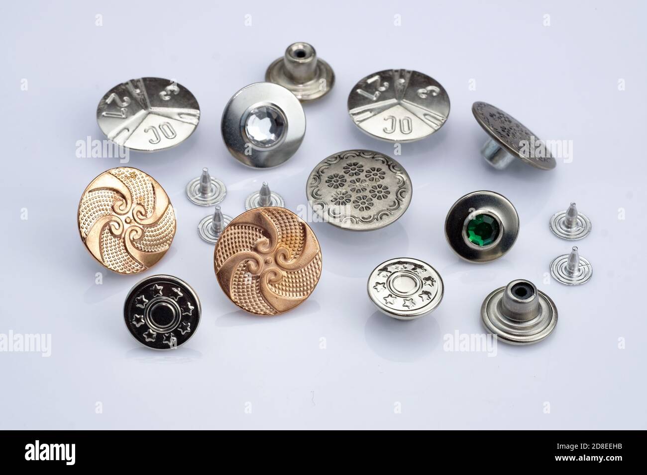 Boutons métalliques pour la confection de vêtements en denim. Boutons ...
