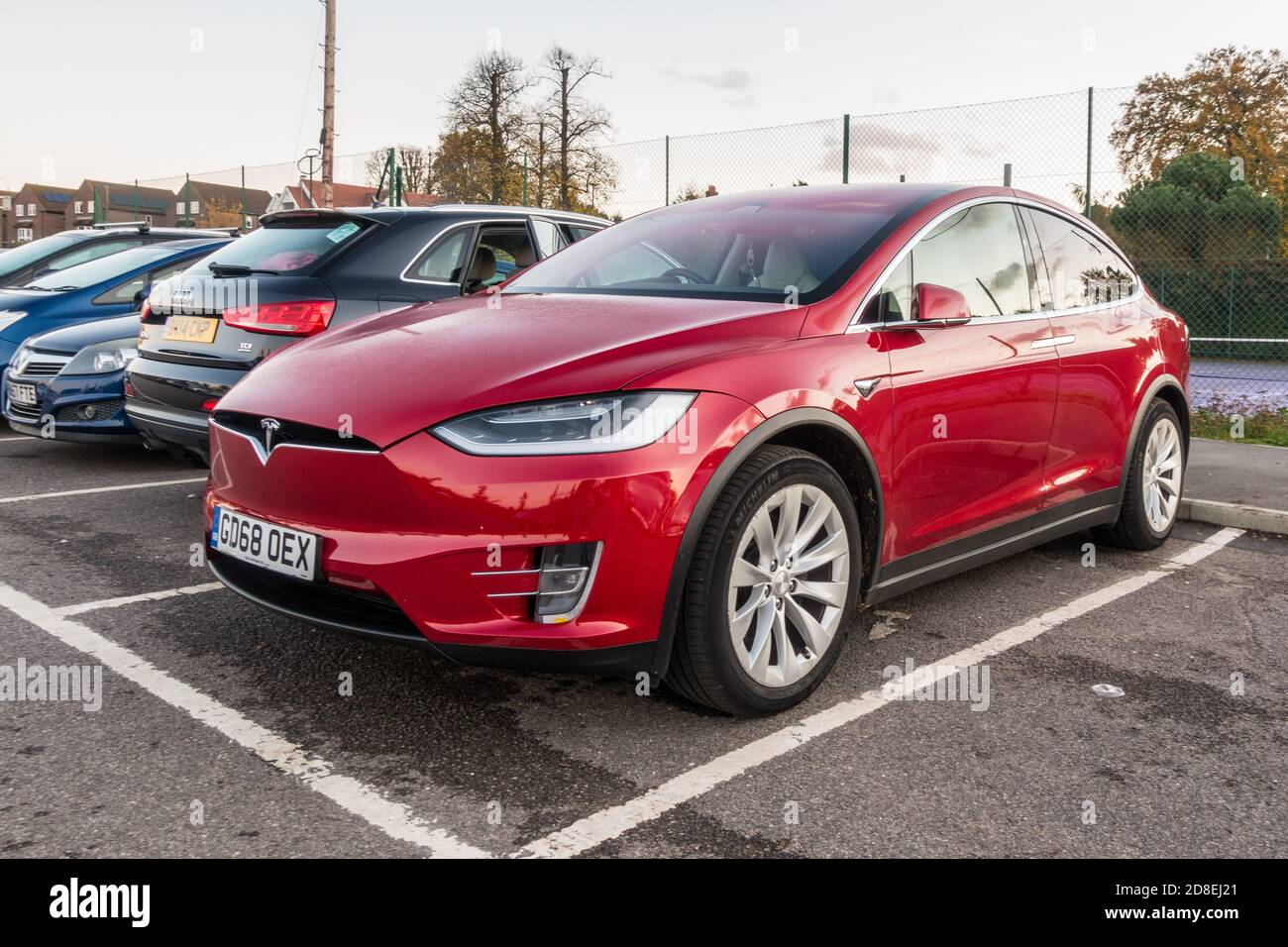 Tesla voiture rouge Banque de photographies et d’images à haute ...