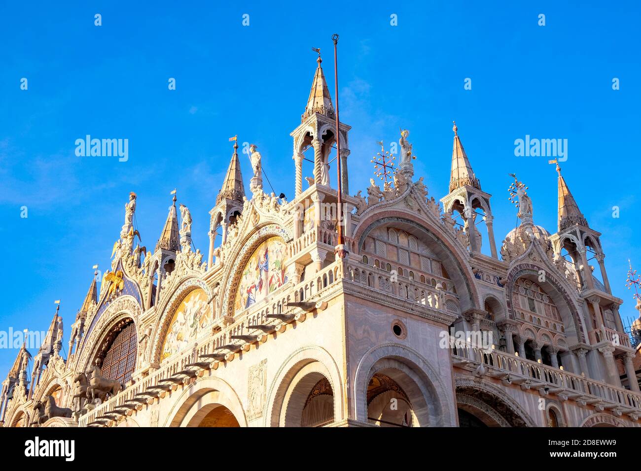 Détails du toit de la basilique Saint-Marc sur la place Saint-Marc à ...