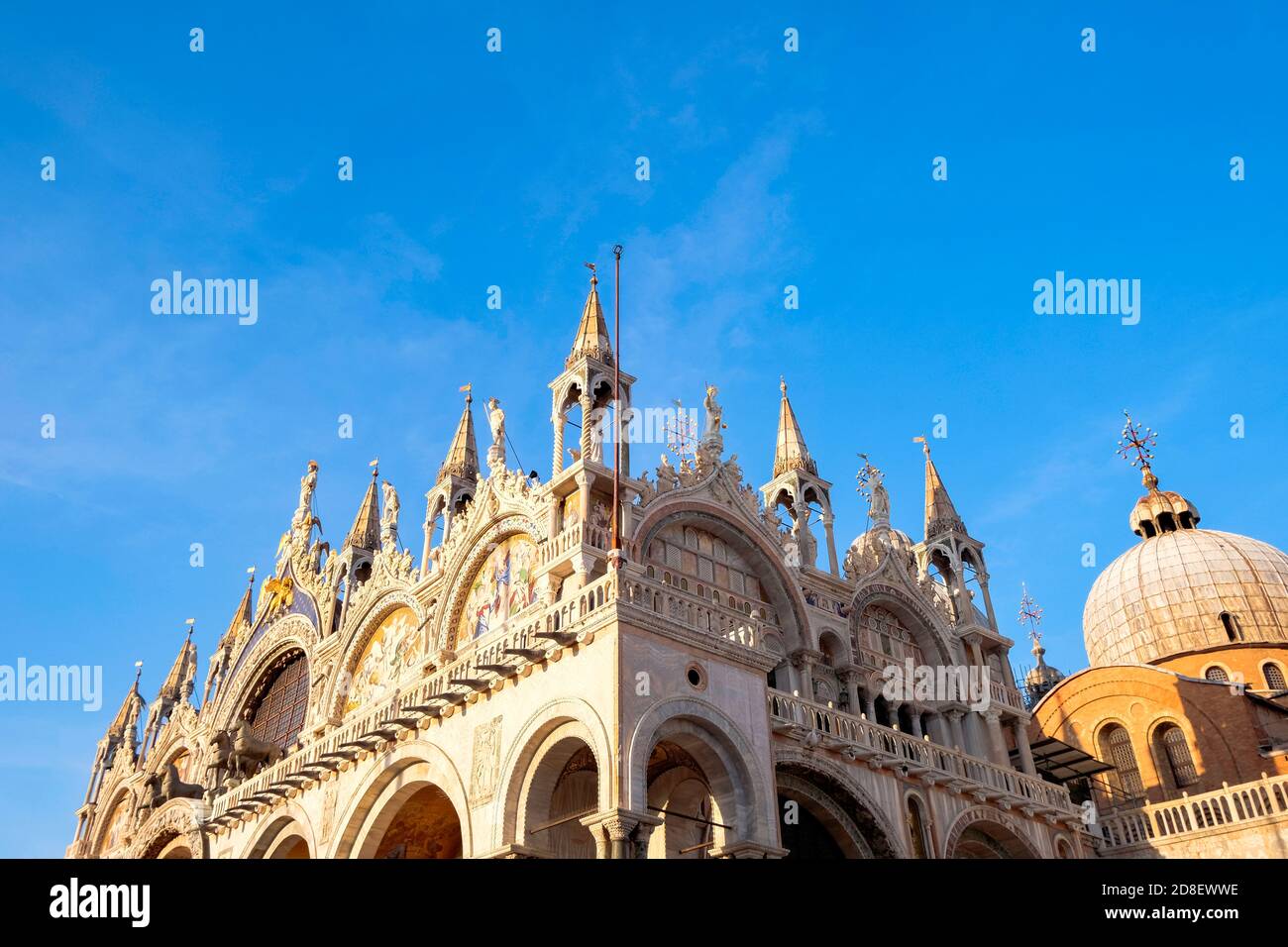 Détails du toit de la basilique Saint-Marc sur la place Saint-Marc à ...