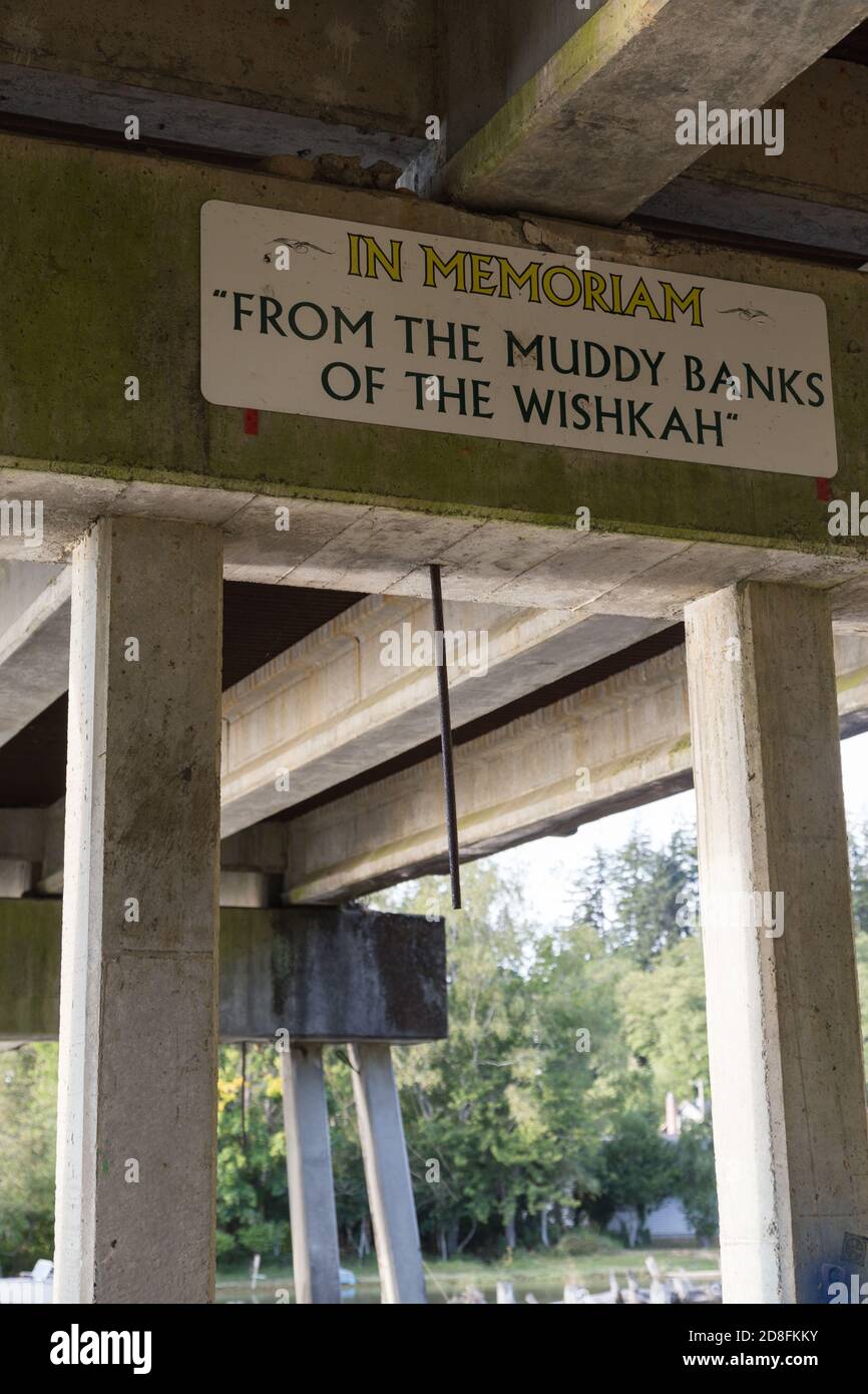 Sous le pont de la rue Young au Kurt Cobain Memorial Park situé à Aberdeen, WA, USA, il y a une ...