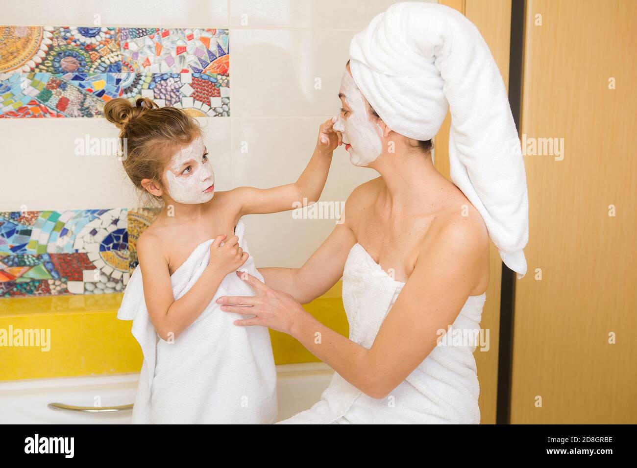 Maman Qui Baigne Son Enfant Banque De Photographies Et Dimages à Haute
