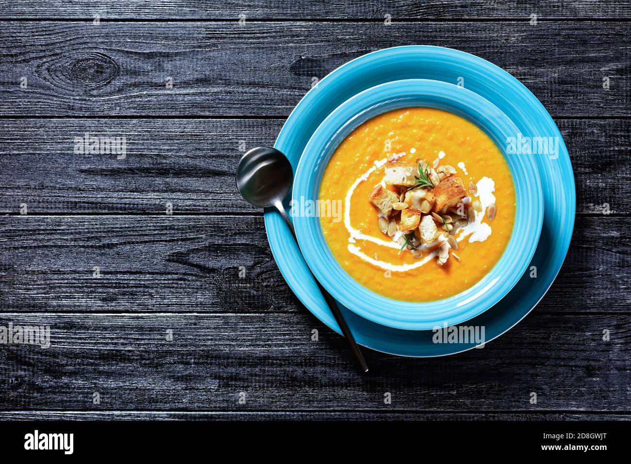 Plat principal français classique : soupe de potiron servie sur une ...