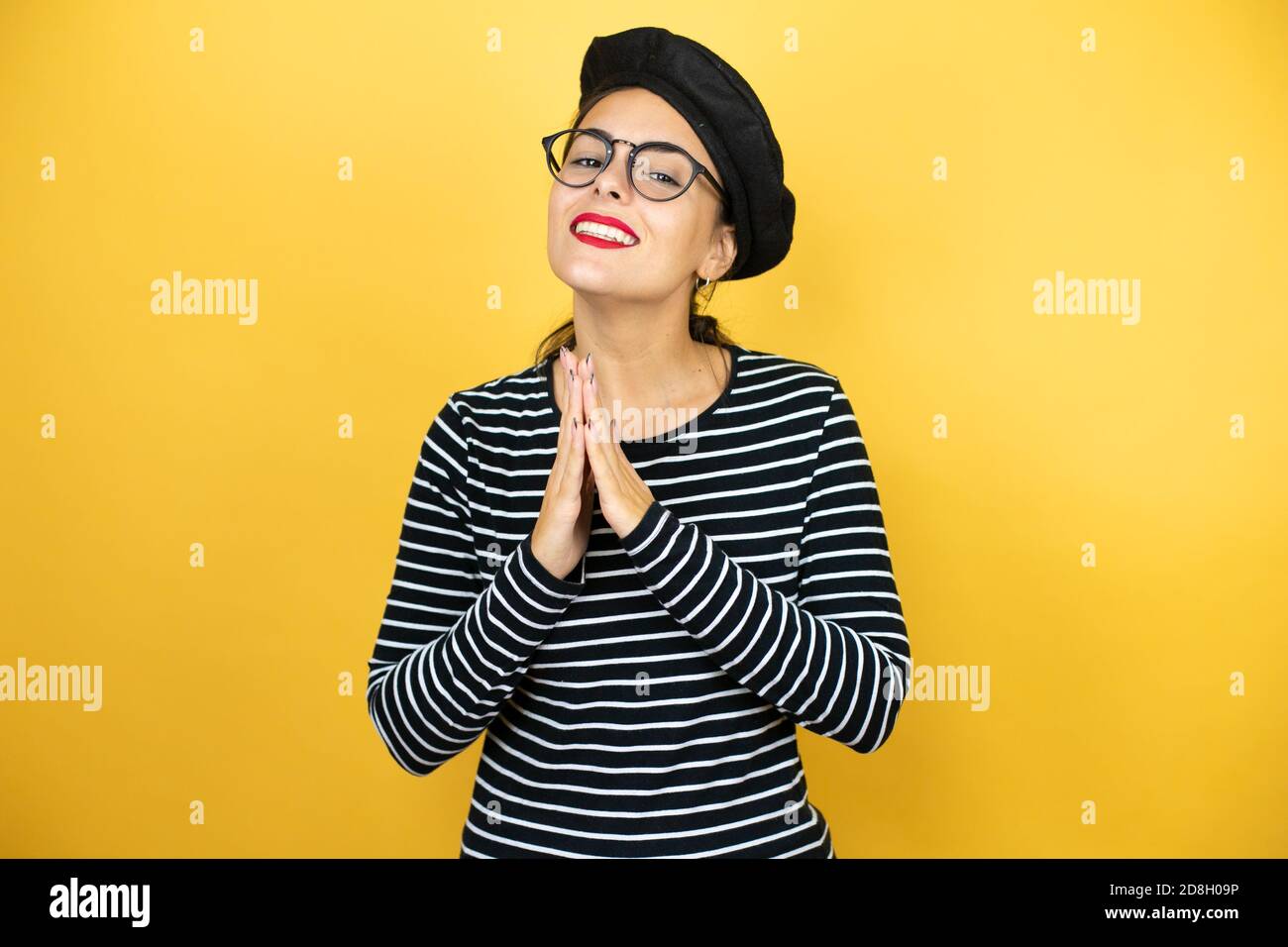 Jeune belle femme brune portant un béret français et des lunettes Fond ...