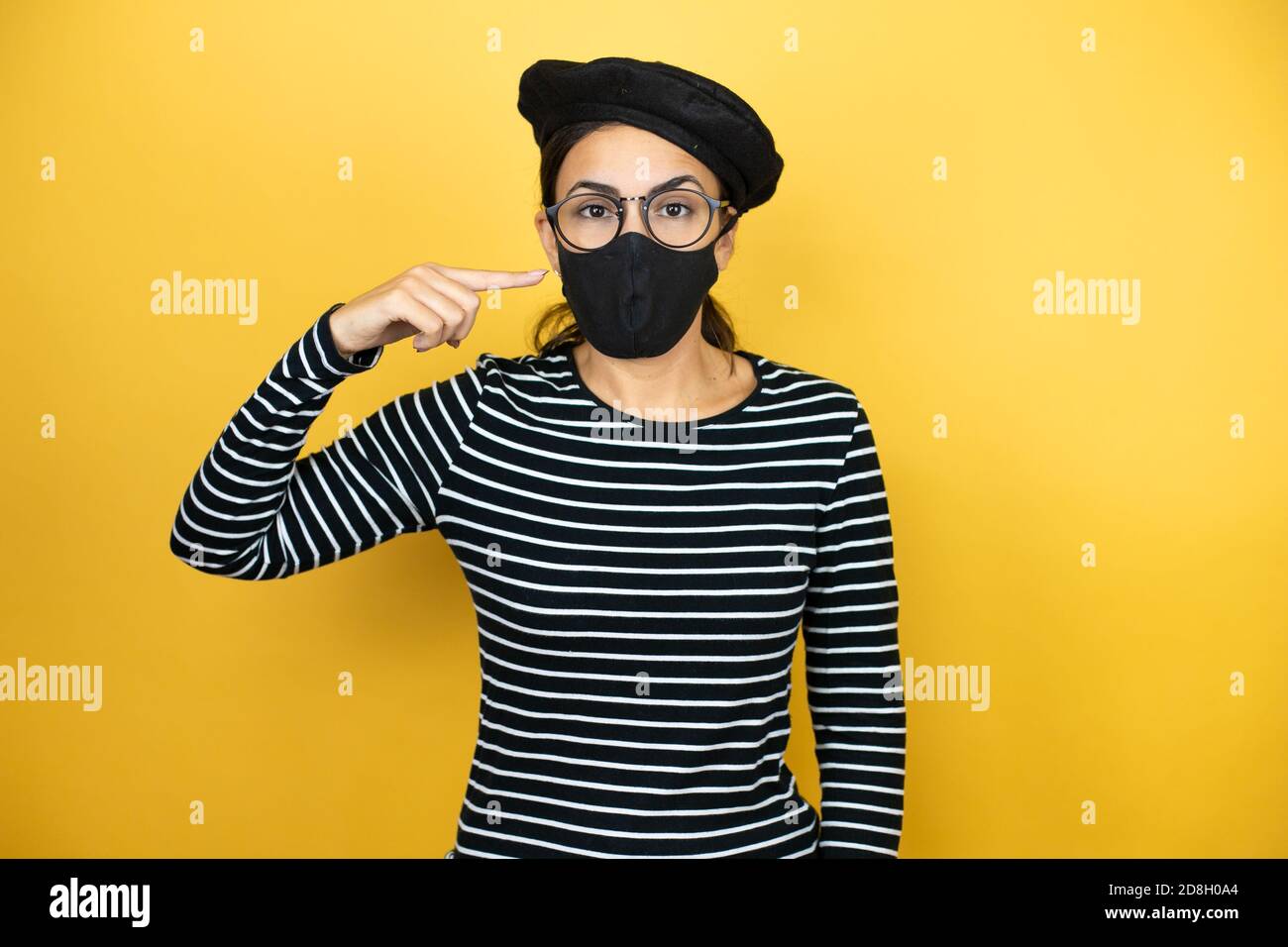 Jeune belle femme brune portant un béret français et des lunettes sur ...
