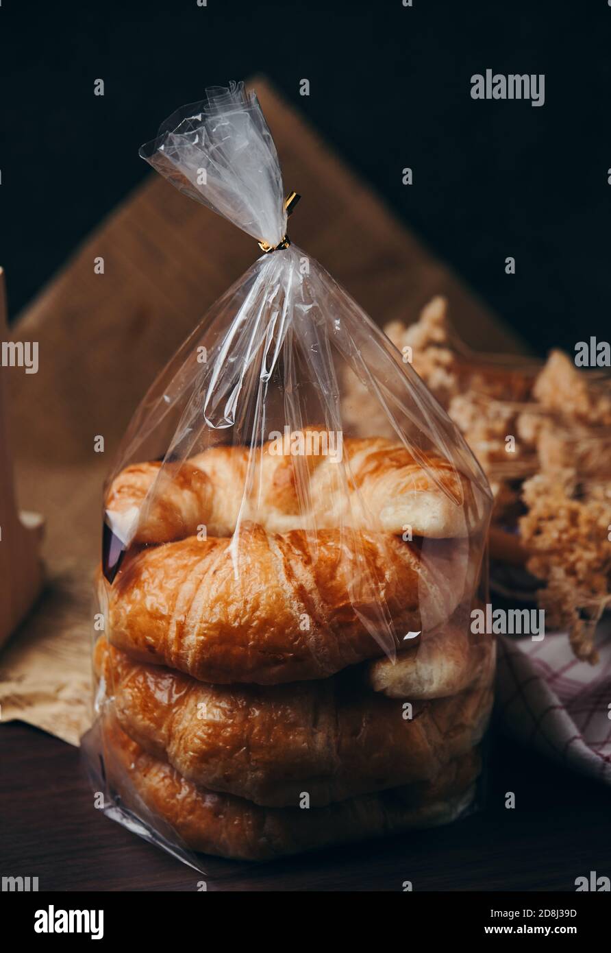 Bread in plastic container Banque de photographies et d’images à haute ...