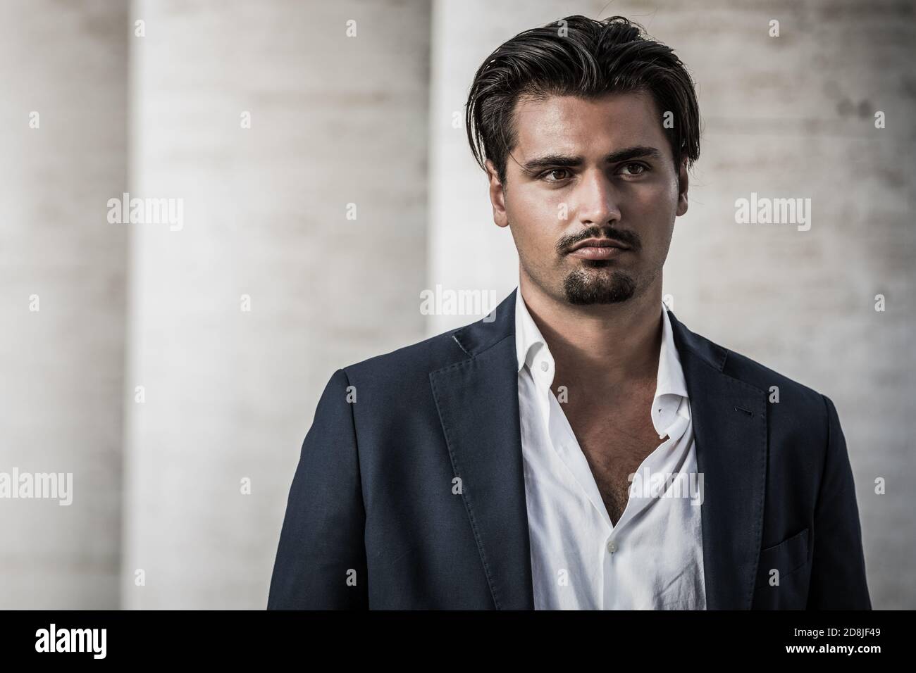 Portrait d'un jeune homme au style tendance. Cheveux et bouc tendance ...