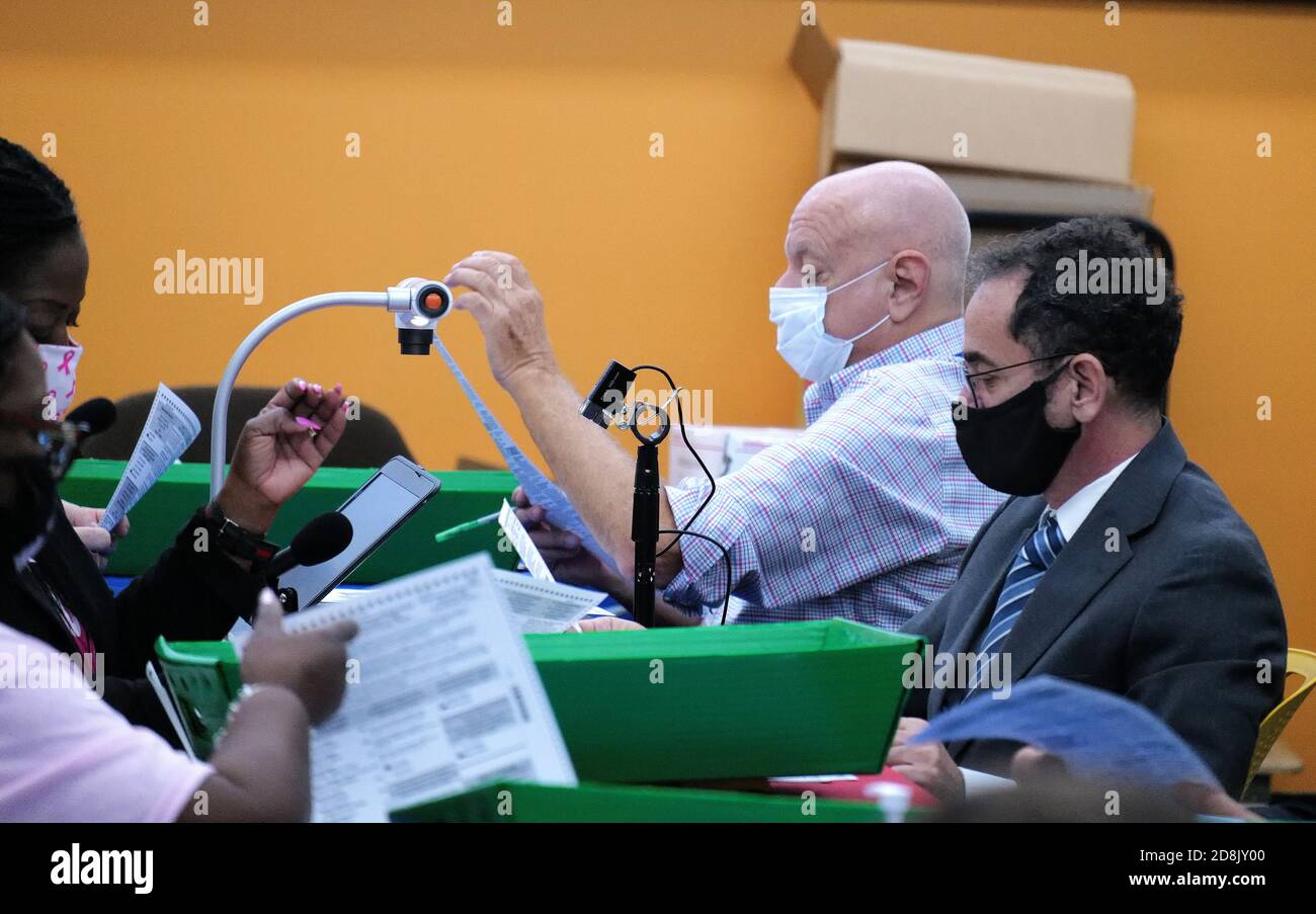 Lauderhill, États-Unis. 30 octobre 2020. Pete Antonacci, (C ...