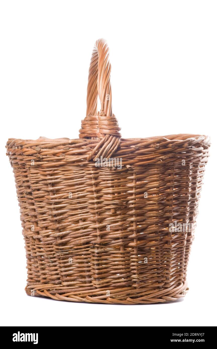 Panier en osier vide isolé sur fond blanc. Panier en osier brun arrondi ...