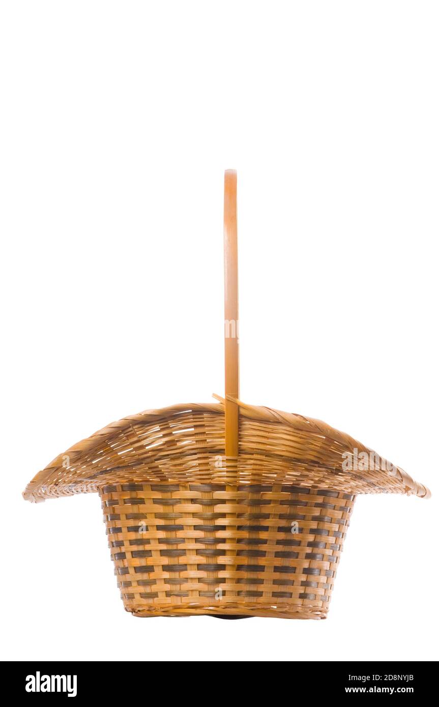 Panier en osier vide isolé sur fond blanc. Panier en osier brun arrondi ...