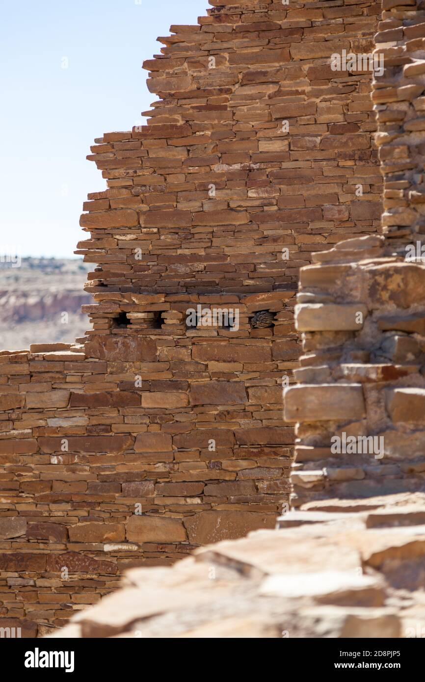 Détails des murs de roche avec une log structural restant dans un trou ...