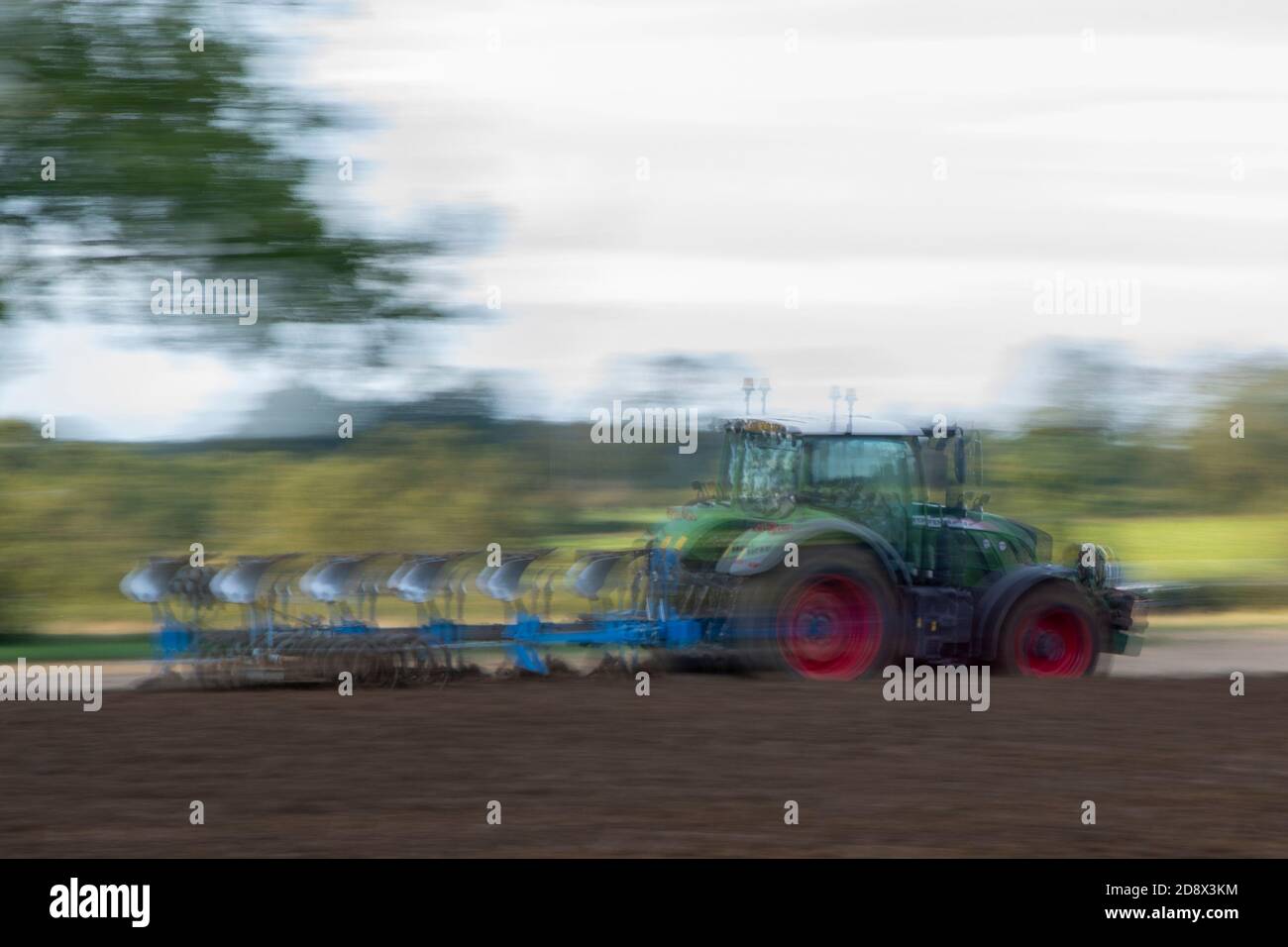 Tracteur labourant un champ arable Banque de photographies et d’images ...