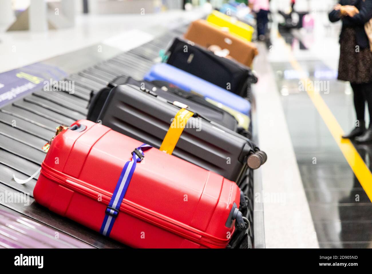 Valise endommagé tapis roulant Banque de photographies et d’images à ...