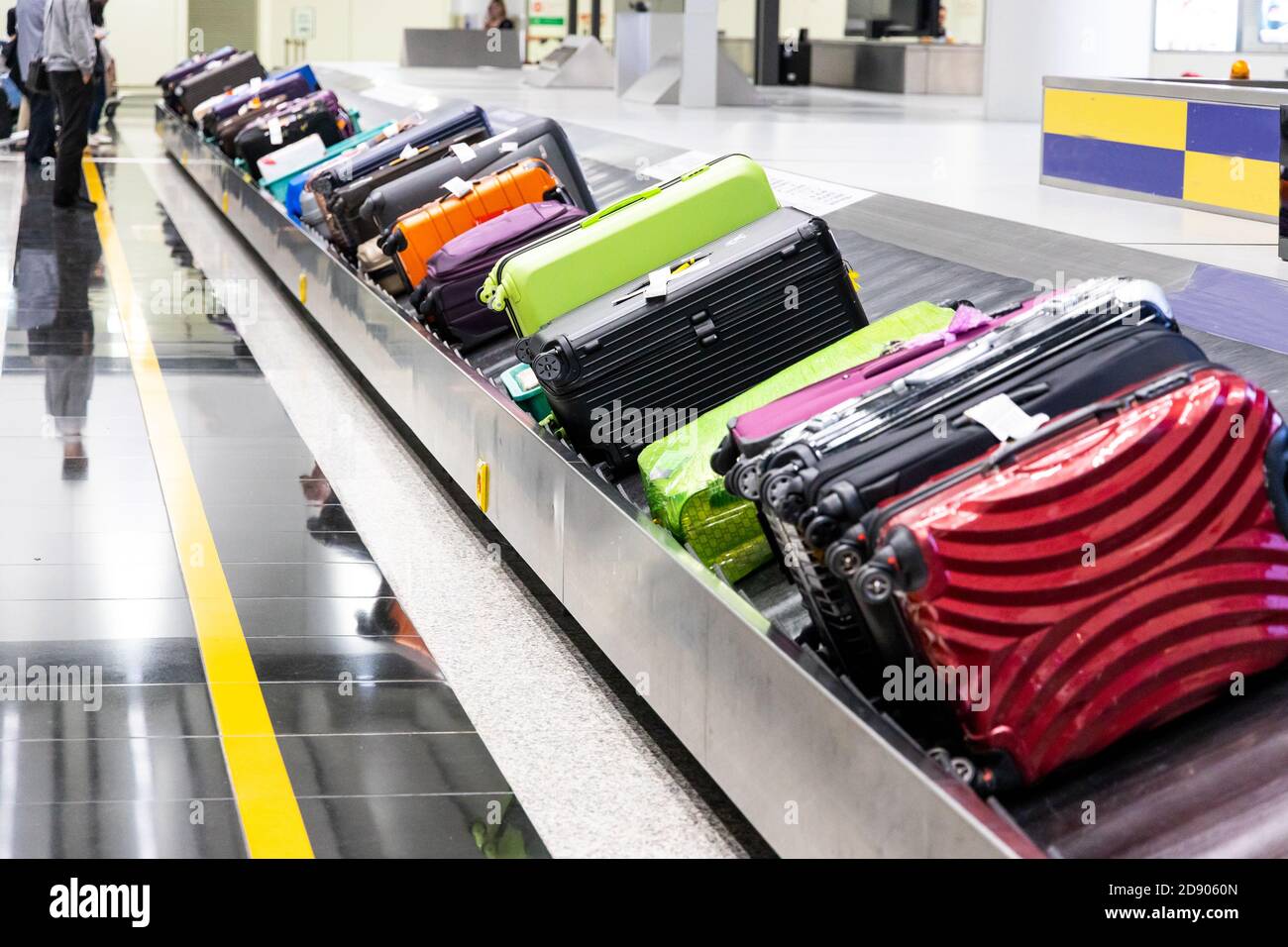 Valise endommagé tapis roulant Banque de photographies et d’images à ...