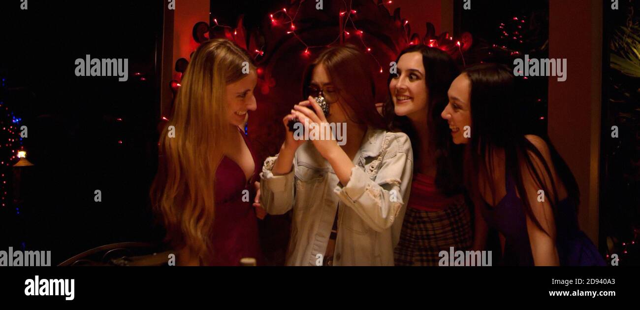 ADOLESCENT VAMPIRE, de gauche à droite : Sophia Laia, Claire Tablizo ...