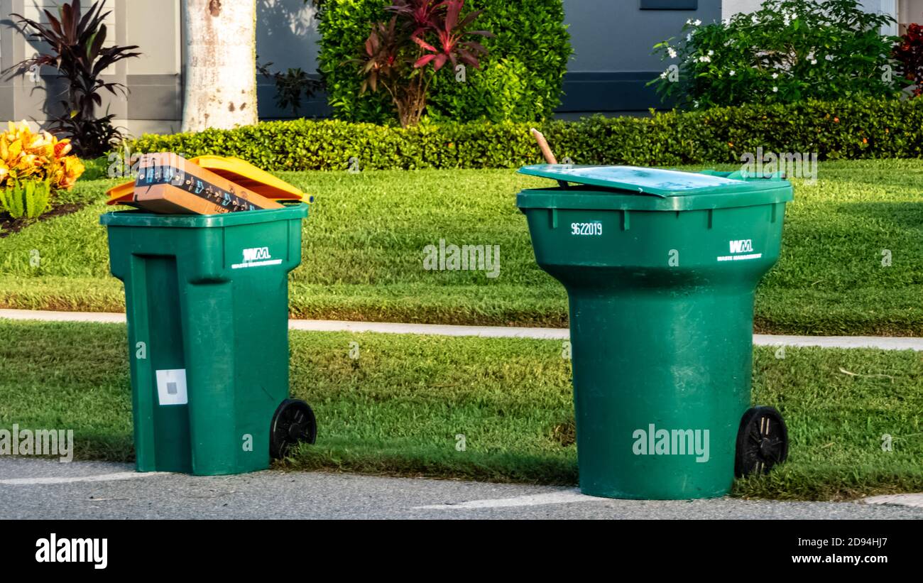 Gestion des déchets vert et jaune poubelles à la bordure de trottoir ...
