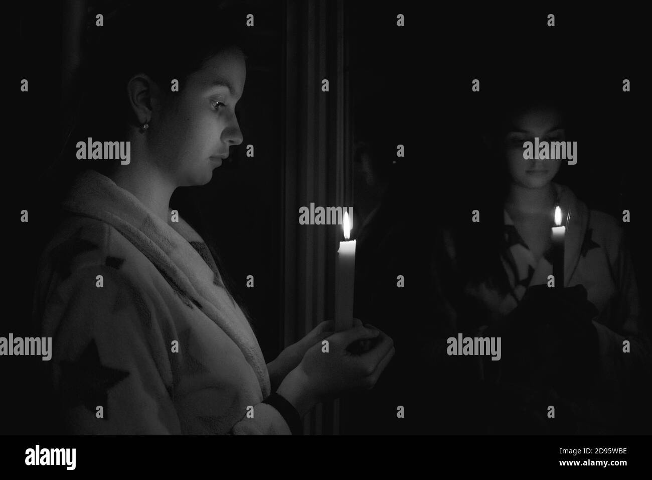 Fille devant un miroir Banque de photographies et d’images à haute résolution - Alamy