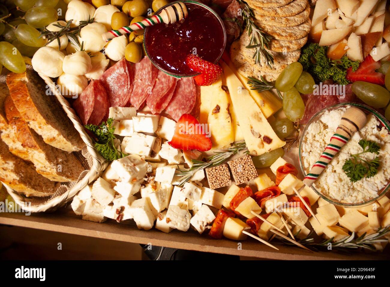 Plateau de fromages servi avec des fromages de type Manchego, salami ...