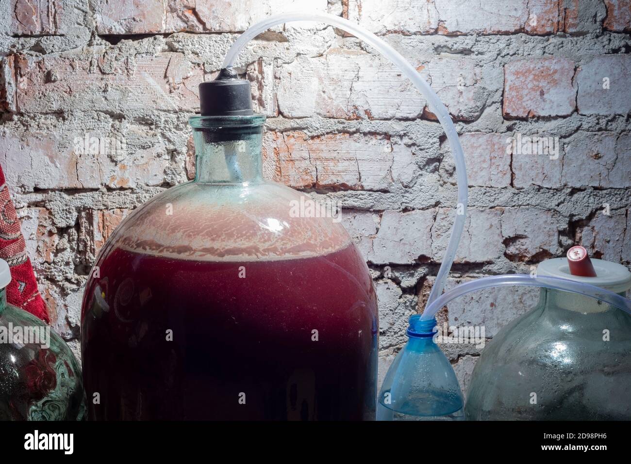 le processus de fermentation et de refroidissement du vin en bouteilles. Étapes de vinification ...