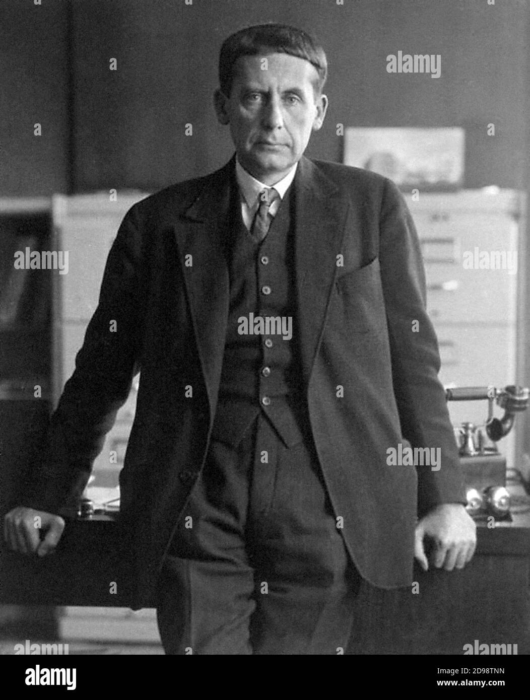 Portrait de walter gropius Banque de photographies et d’images à haute ...