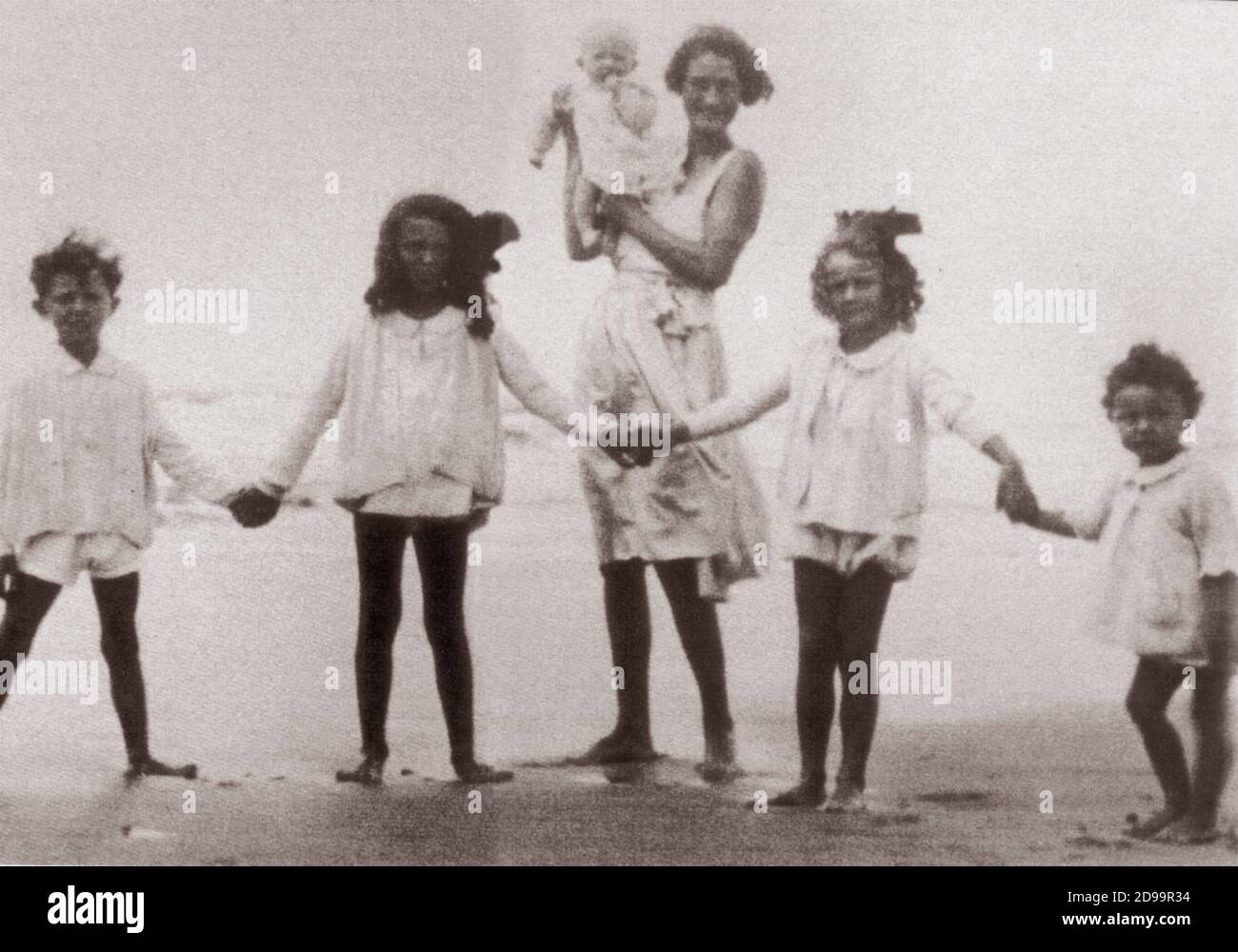 1927 c , ITALIE : GIANNI AGNELLI ( 1921 - 2003 ) avec sa mère VIRGINIA ...