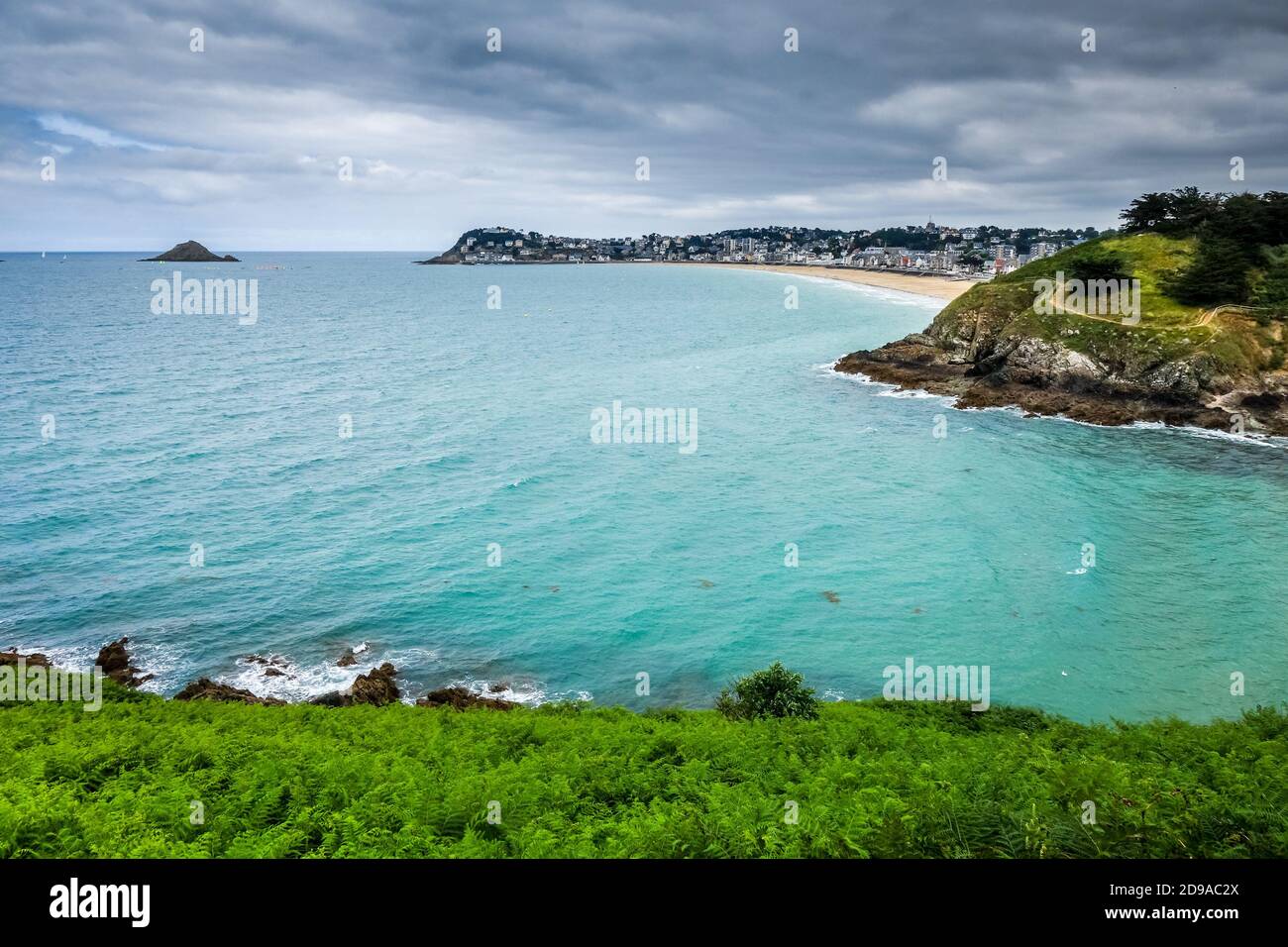 Plage de Pleneuf Val Andre, paysage de la côte et de la ville, Bretagne ...