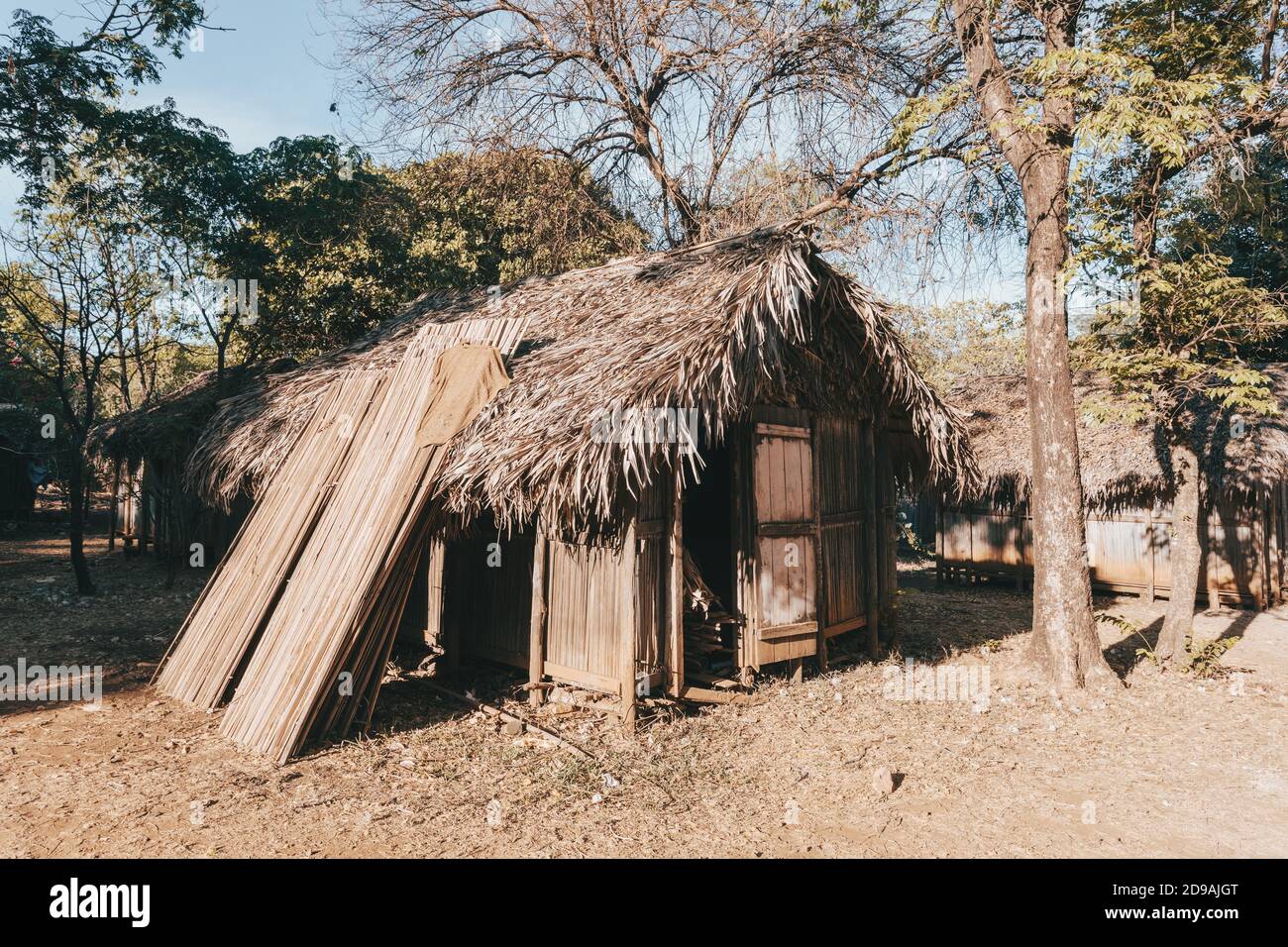 Cabane malgache africaine traditionnelle en bois avec toit de paille ...
