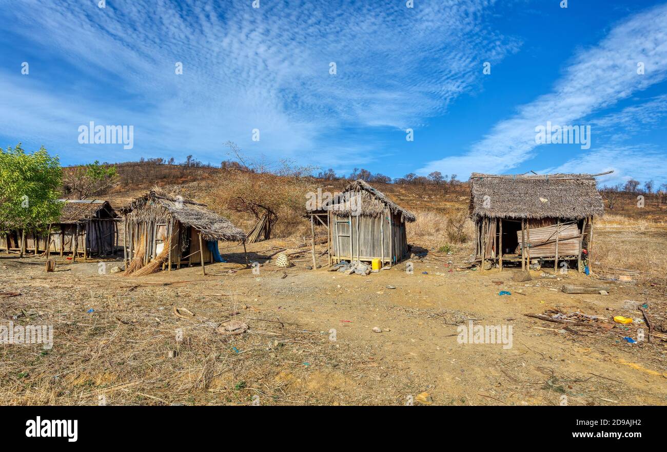Cabane malgache africaine traditionnelle en bois avec toit de paille ...