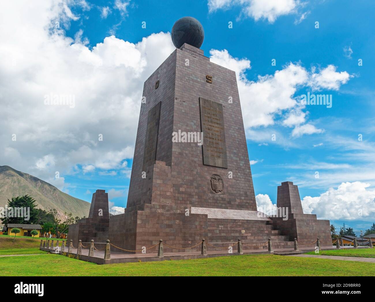Le monument de la ligne équatoriale à la mitad del Mundo (Moyen-monde ...