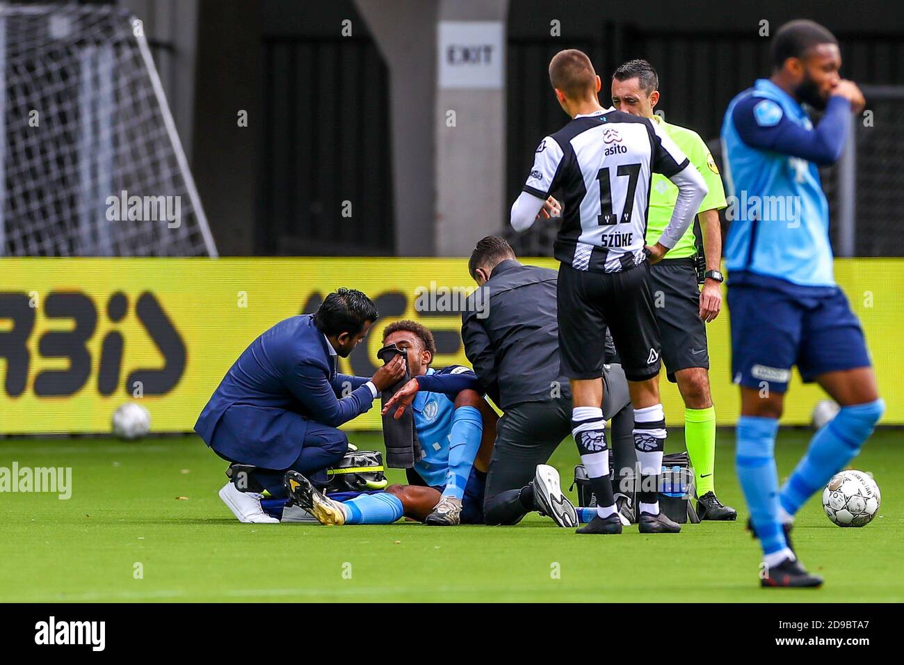 ALMELO, PAYS-BAS - 01 NOVEMBRE : Tommy St Jago du FC Utrecht lors du ...