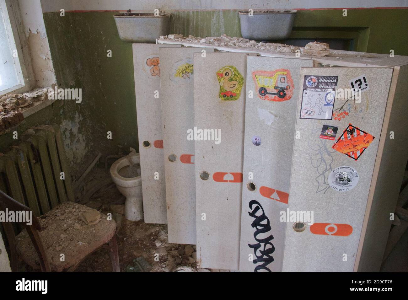 Des casiers peints pour les choses des enfants dans un jardin d'enfants ...