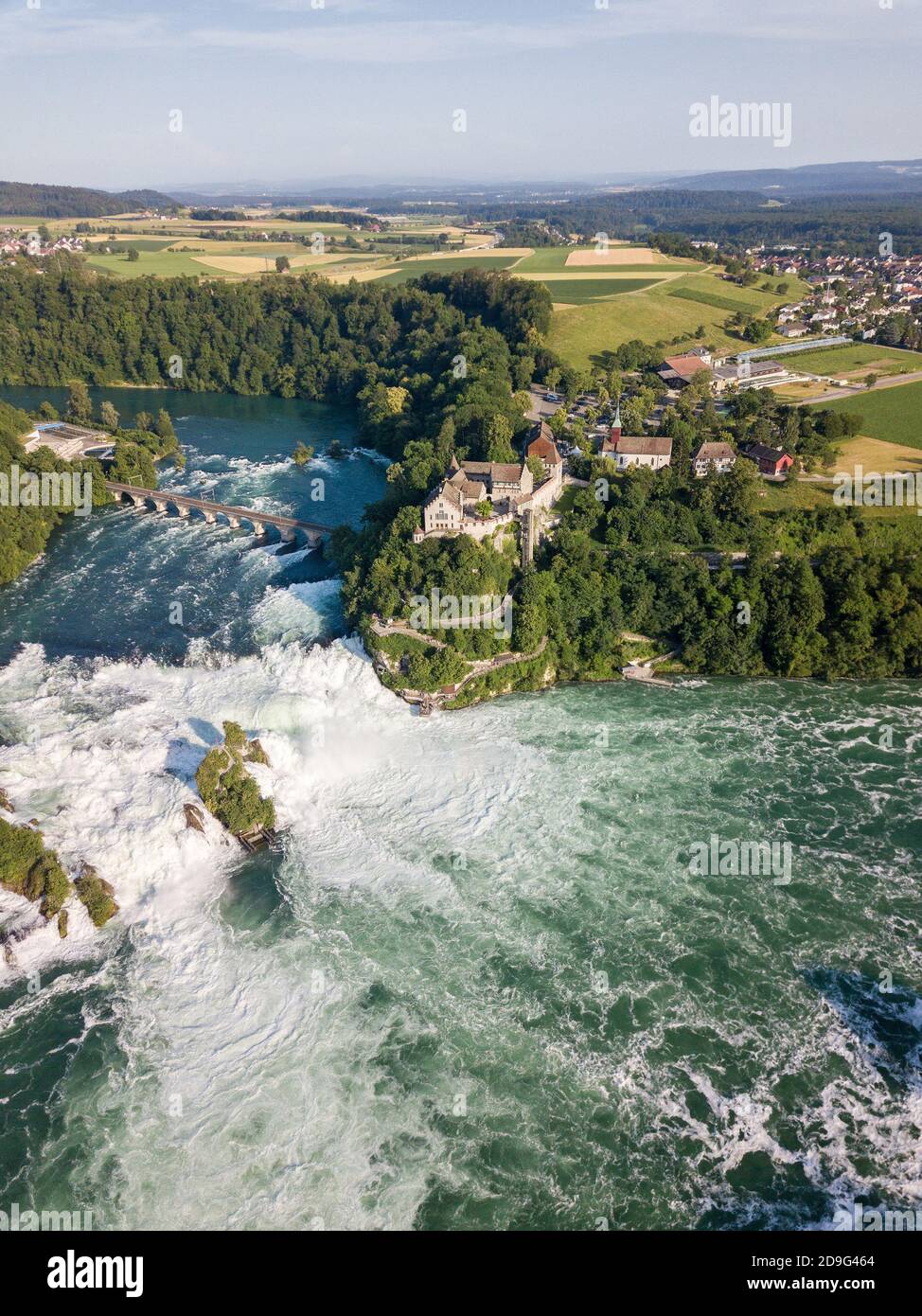 Vue aérienne par drone des chutes du Rhin avec château de Schloss ...