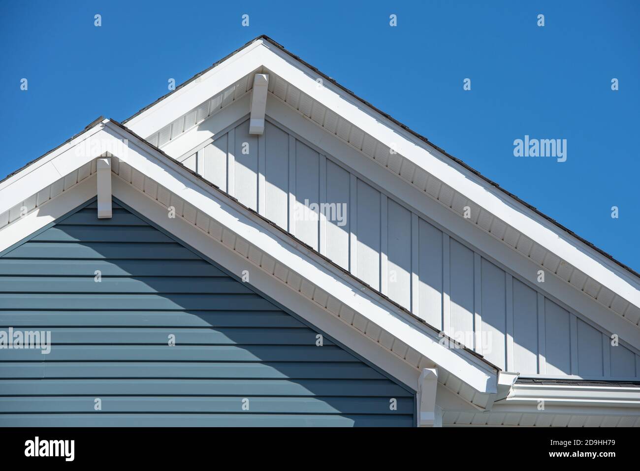 Pignon décoratif en forme de triangle avec soffit blanc colonial et ...