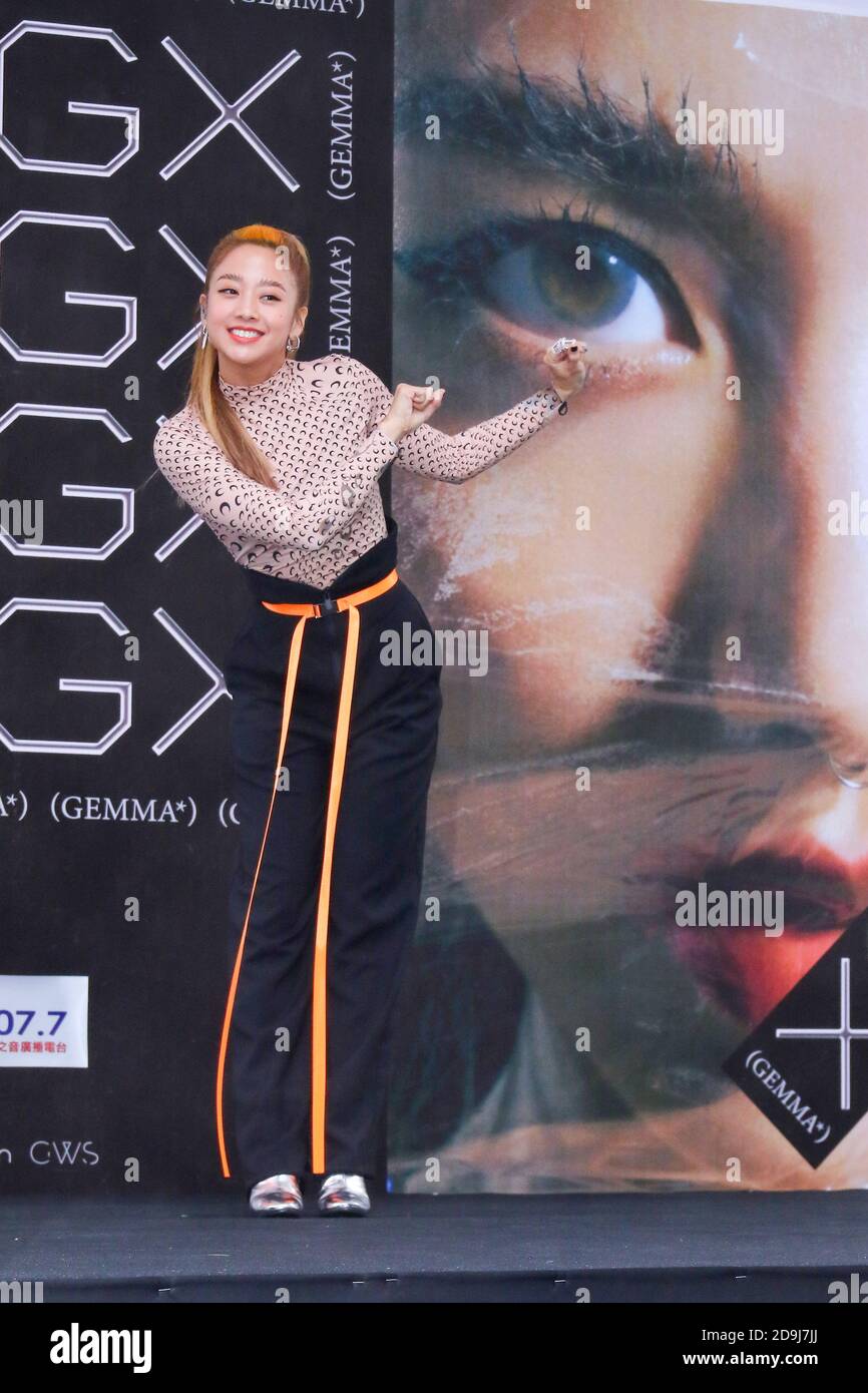 La chanteuse et actrice taïwanaise Emma Wu ou GUI joue sur la scène pour promouvoir son premier ...